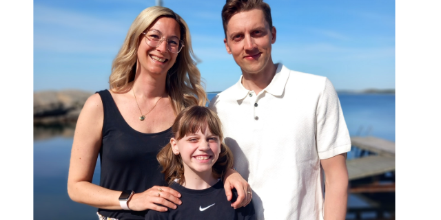 Bella visar stolt upp mage och stomi - Ågrenska - Ett kompetenscentrum ...